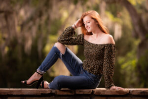 10 Easy Poses For Pictures So You Don't Feel Awkward