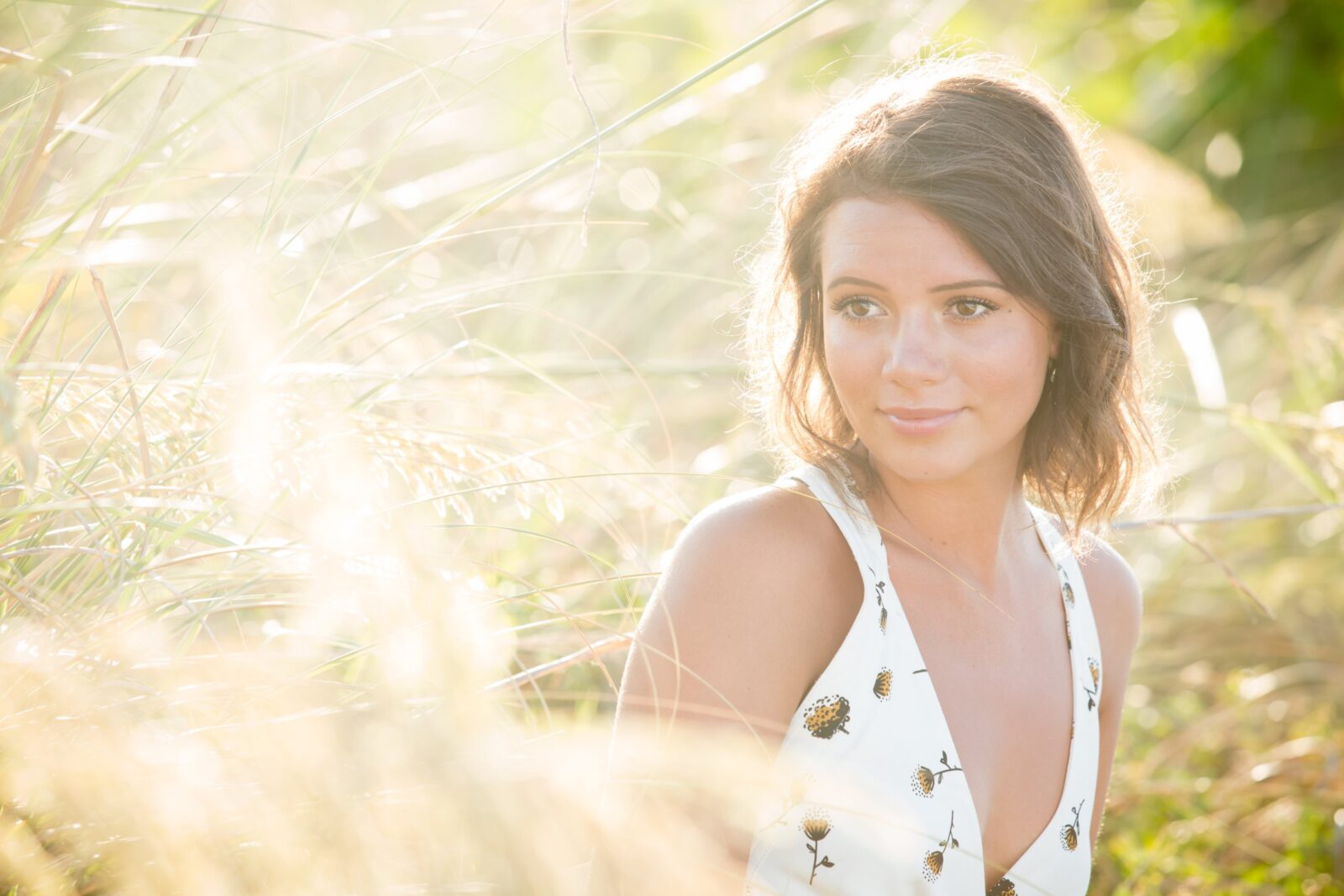 10 Easy Poses For Pictures So You Don't Feel Awkward