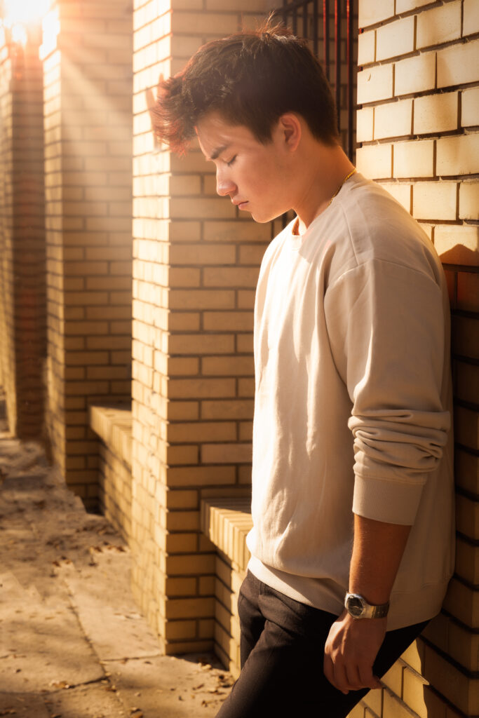 10 Easy Poses For Pictures So You Don't Feel Awkward