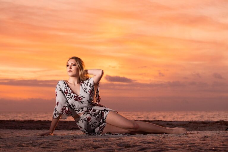 10 Easy Poses For Pictures So You Don't Feel Awkward